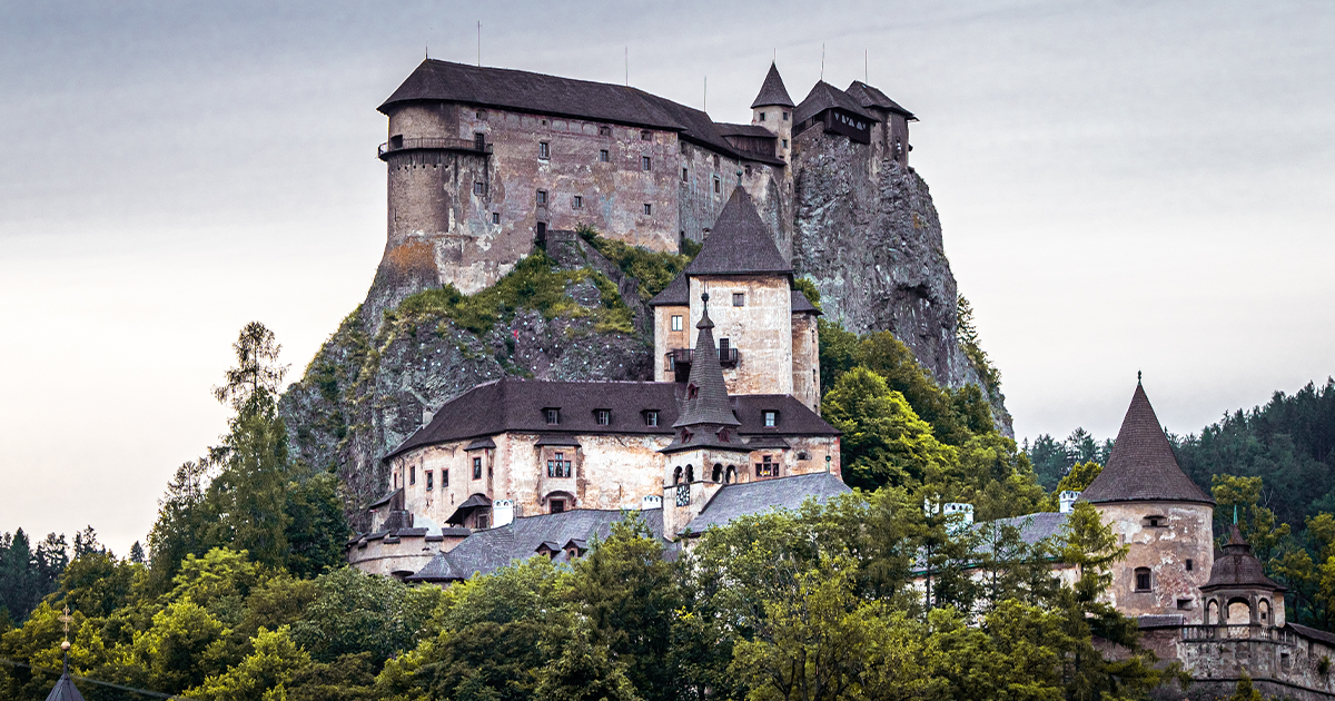 Na najkrajšom slovenskom hrade budú premietať hororový film, ktorý tam ...