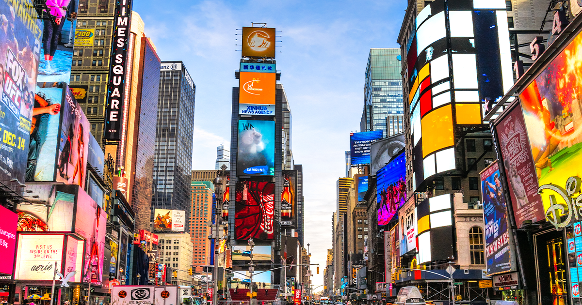 Kúsok Times Square môže byť aj tvoj. Ľudia na prenajatej obrazovke ...