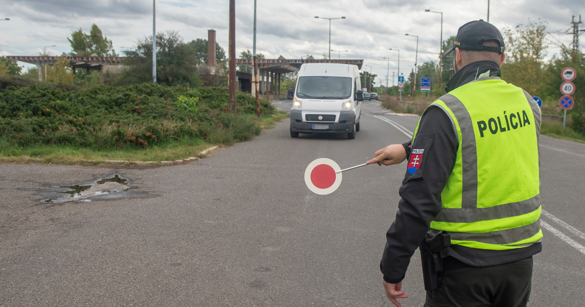 Prostredník ťa môže vyjsť draho. Slovákom hrozí za vulgárne správanie ...