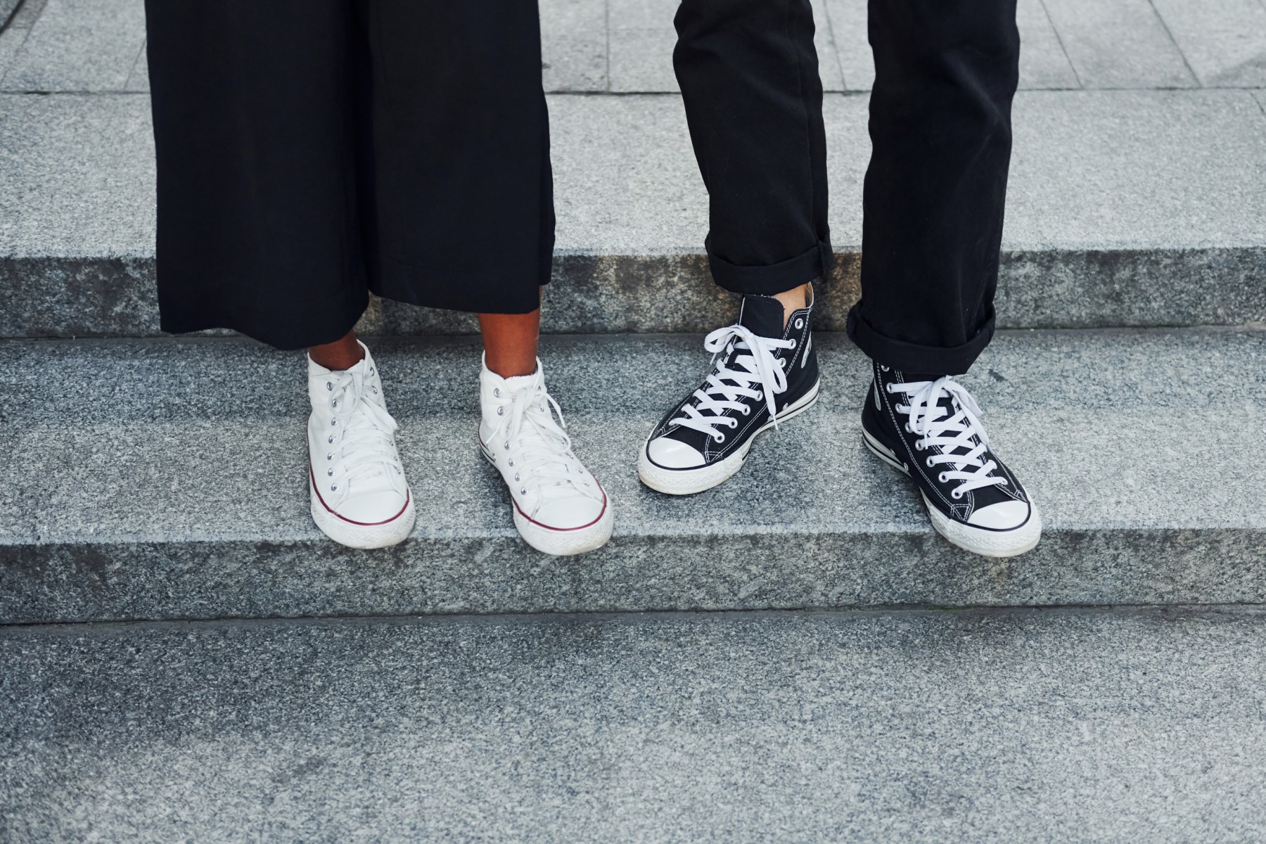 Vylepši svoj jarný štýl: 3 elegantné spôsoby, ako nosiť topánky Converse