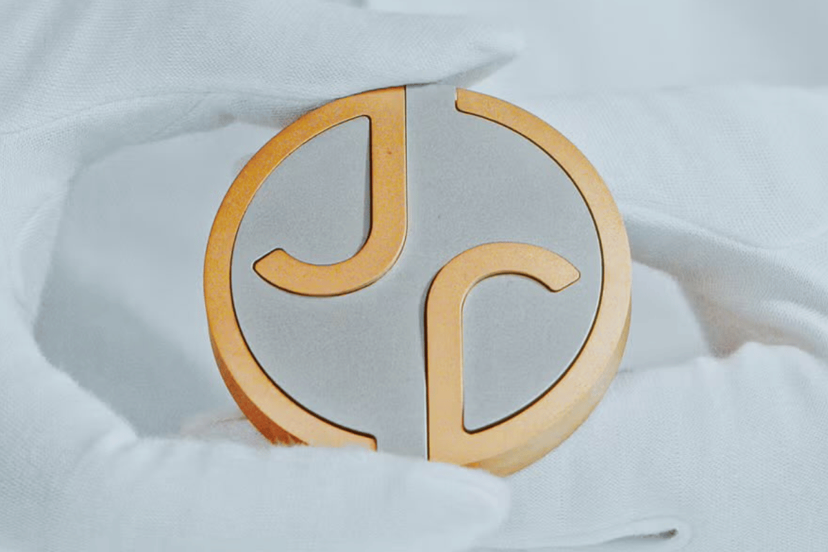 Ikonická automobilka nečakane zmenila logo. Ľudia ho doslova nenávidia ...