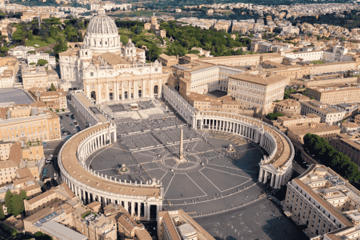 Na Sixtínskej kaplnke sa dnes objavil tento pradávny symbol