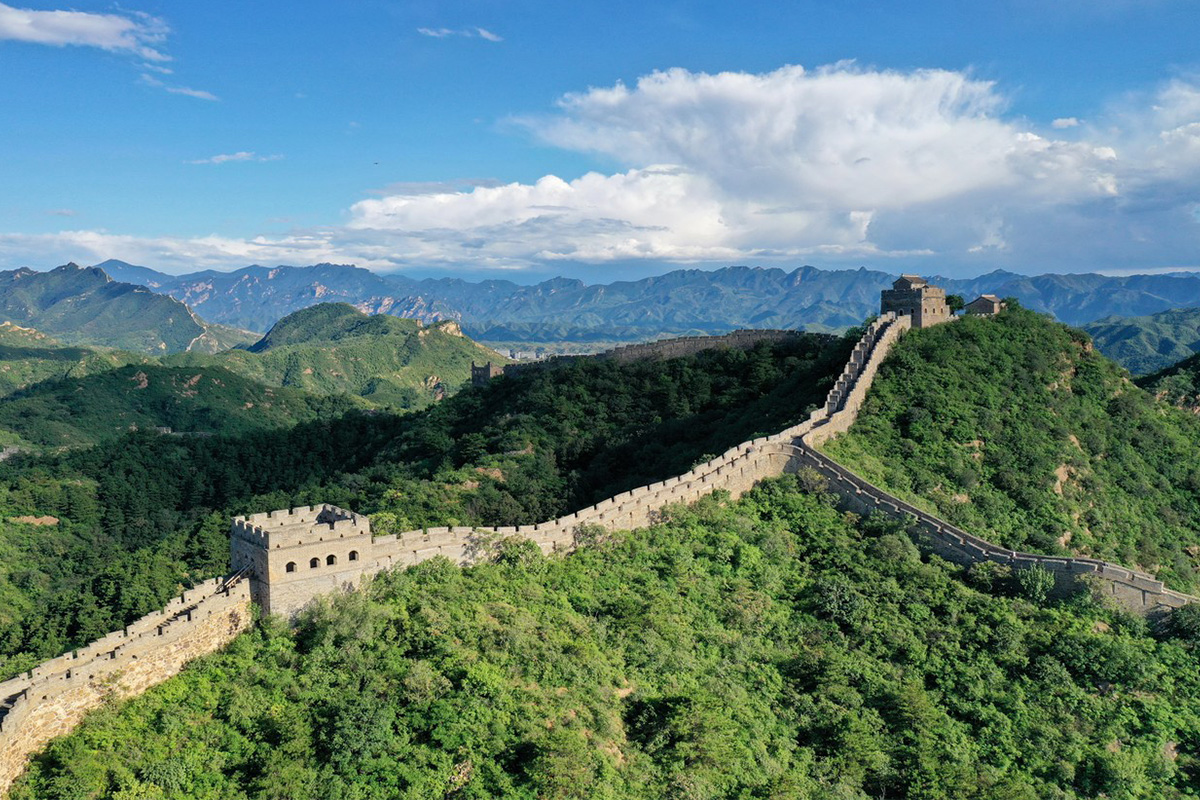 Dvojicu zatkli pre poškodenie Veľkého čínskeho múru, keď si chceli ...